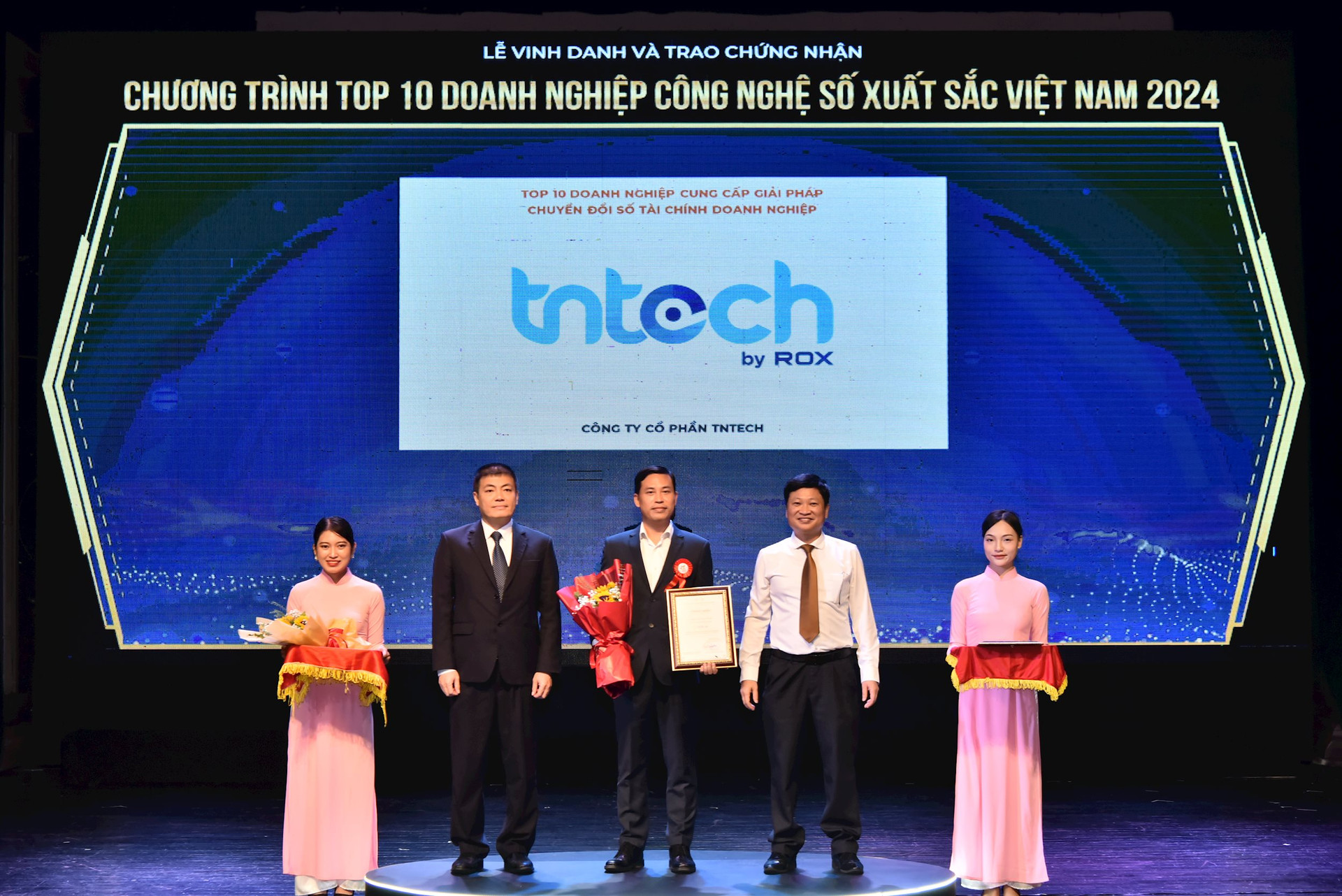 TNTech was honored at the Top 10 Outstanding Digital Technology Enterprises in Vietnam in 2024
